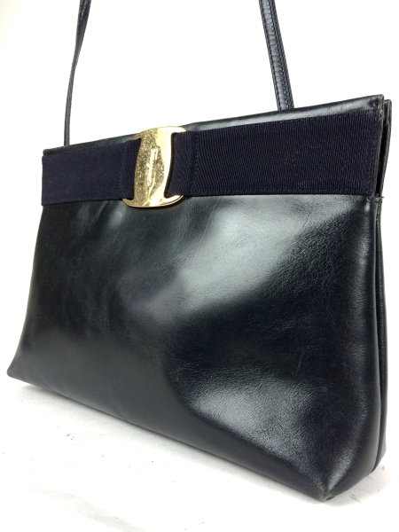 フェラガモ レザーショルダーバック 280-20(かばん、バッグ)｜売買されたオークション情報、yahooの商品情報をアーカイブ公開 - オークファン（aucfan.com）