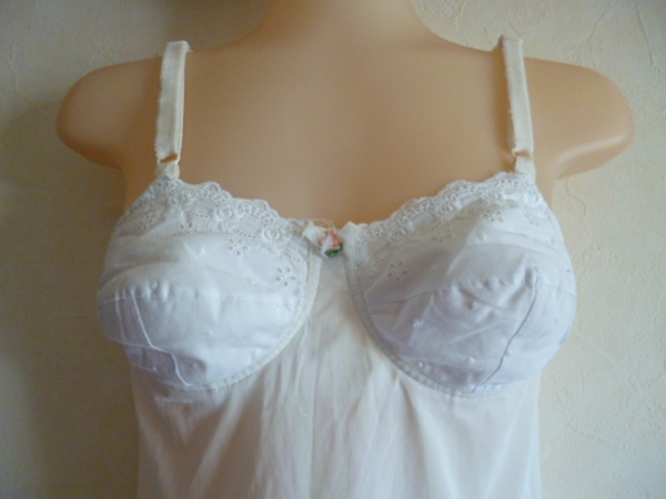 ホワイトレースのレトロなバックホックジュニアスリップ 80B(その他)｜売買されたオークション情報、yahooの商品情報をアーカイブ公開 - オークファン（aucfan.com）