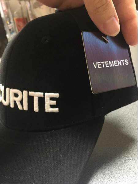 VETEMENTS キャップ 17ss SECURITE ブラック(バレンシアガ)｜売買されたオークション情報、yahooの商品情報をアーカイブ公開 - オークファン（aucfan.com）