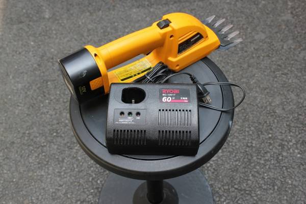 コードレス芝刈り機 RYOBI BB-1012 充電式バリカン(芝刈機)｜売買されたオークション情報、yahooの商品情報をアーカイブ公開 - オークファン（aucfan.com）