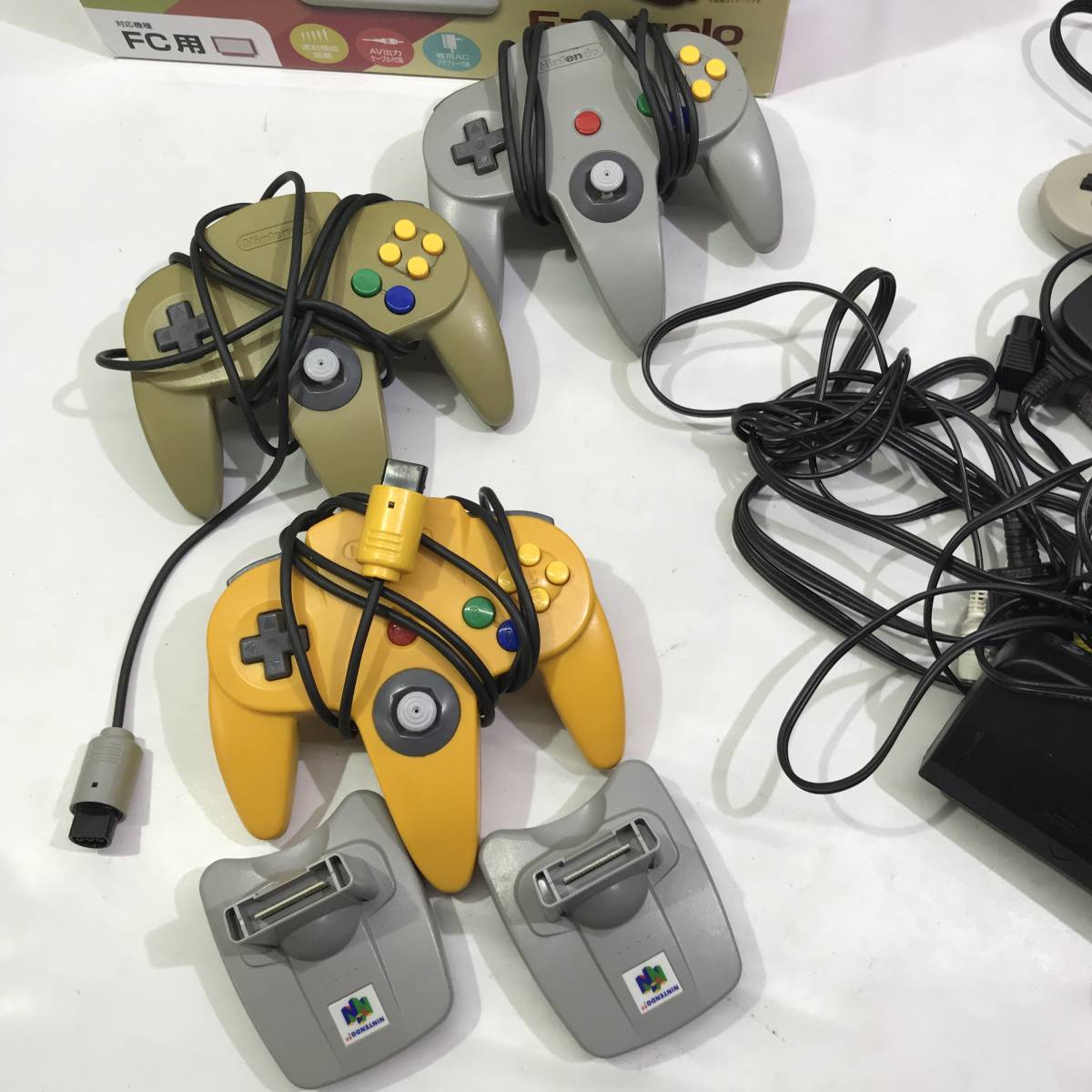 No.2970 1円 レトロゲームハード ニンテンドー64 ゲームキューブ ファミコン コントローラー ジャンク品(テレビゲーム)｜売買されたオークション情報、yahooの商品情報をアーカイブ ...