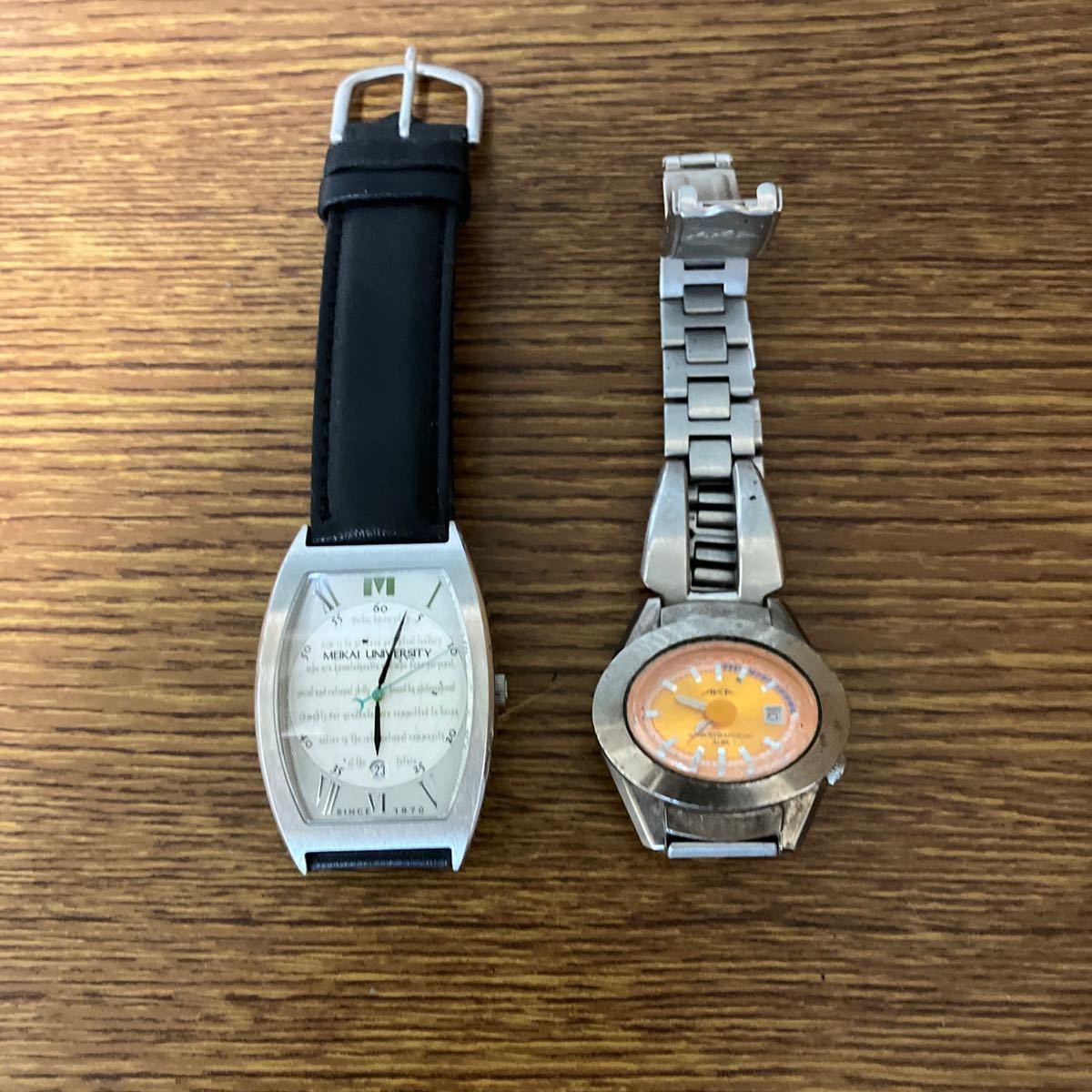 TK0625 腕時計 ジャンク 2本 メンズ レディース オレンジ AKA V782-5A40 MEIKAI UNIVERSITY 明海大学 卒業記念品 7N32-5A30 部品取り(その他 ...