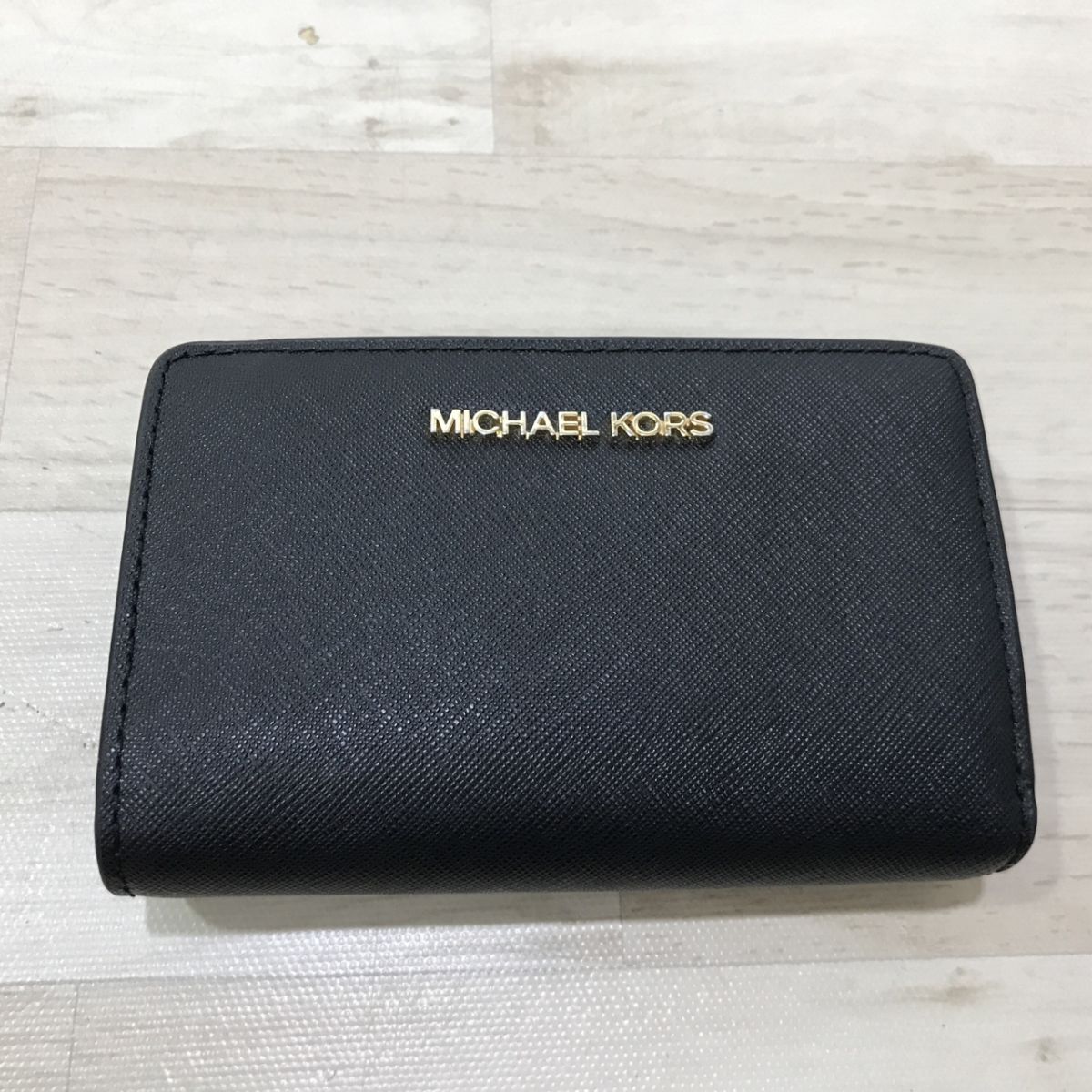 マイケルコース MICHAEL KORS 二つ折り財布 コンパクトウォレット 黒 ブラック C2046(女性用)｜売買されたオークション情報 ...