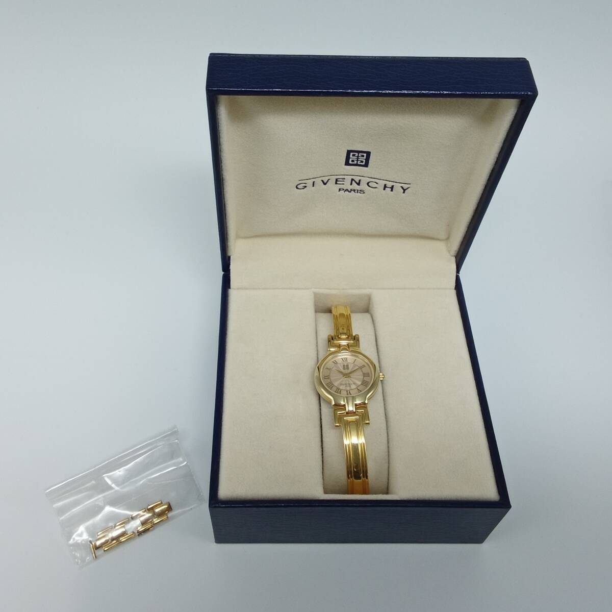 D11 QZ/不動品 腕時計 ジバンシー GIVENCHY MILLESIME REG. MODEL クォーツ ラウンドフェイス 箱付き 現状品 ベルト難有(ジバンシイ)｜売買された ...