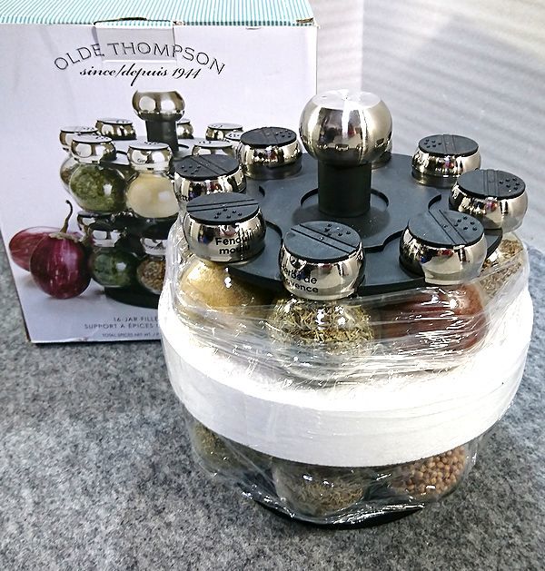 オールド トンプソン 16ジャー フィルド オービット スパイス ラック Olde Thompson 16-Jar Filled Orbit ...