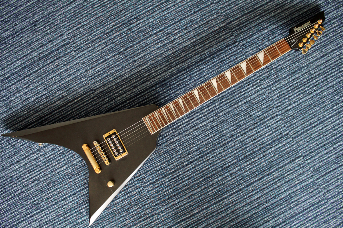 現状品 FERNANDES フェルナンデス V-HAWK 改造品 Flying V 黒 エレキギター フライングV キズ サビあり ...