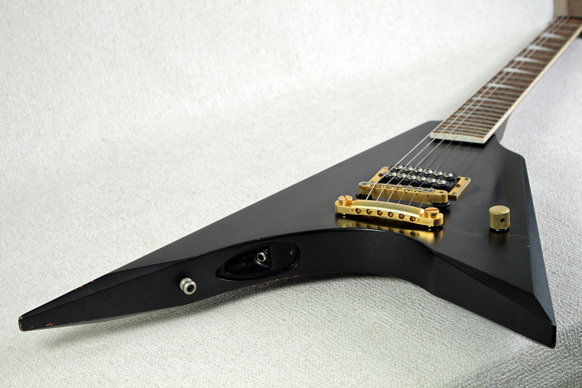 現状品 FERNANDES フェルナンデス V-HAWK 改造品 Flying V 黒 エレキギター フライングV キズ サビあり ...
