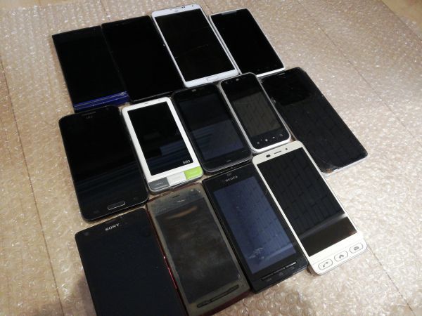 動作未確認 ジャンク スマホ 13台まとめ出品 au IS03/IS04/IS05/IS12F/IS12M/ISW11SC/SCL22/SCV35/SHV36/SOL22/SOV31 ...