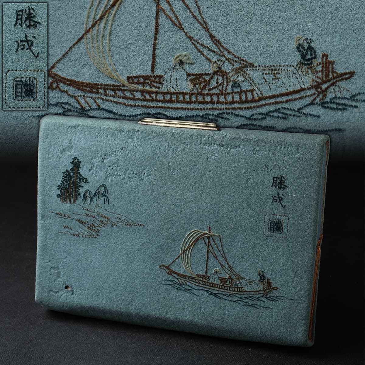 HU491 時代物 勝成 四分一銀金象嵌前金具 鍍金ベルト金具 古布 白亭城刺繍図 旅財布 横21.3cm 重175g 和装小物(その他 ...