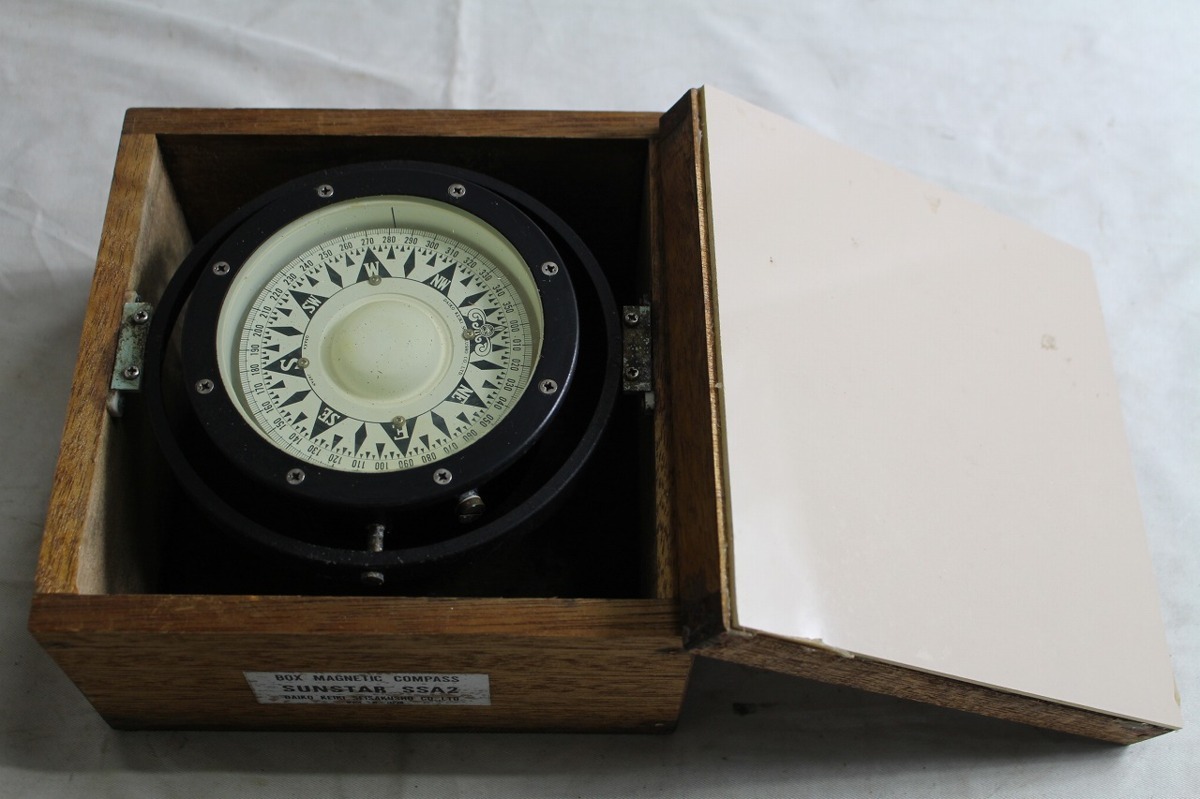 6dP03569E アンティーク 真鍮 羅針盤 BOX MAGNETIC COMPASS SUNSTAR SSA2 木箱いり コンパス 置物 ...