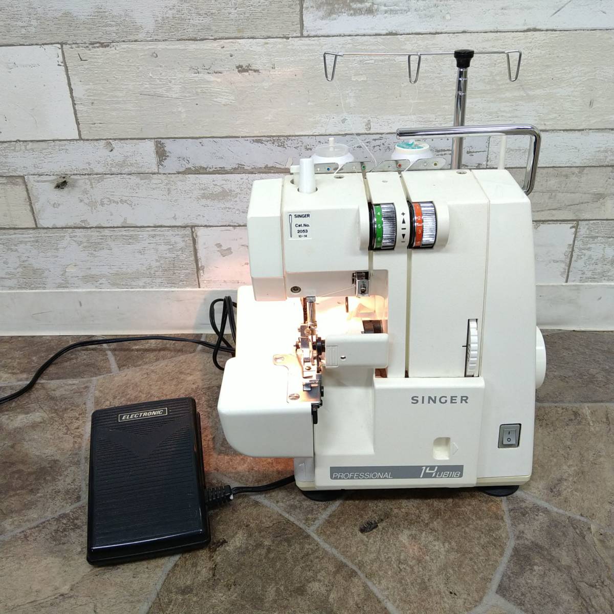 F18009 072 -718/KY4000 SINGER PROFESSIONAL 14U811B ロックミシン シンガー(その他)｜売買さ ...
