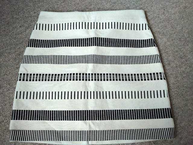 ZARA BASICアイボリー柄ボーダーミニスカート M(スカート)｜売買されたオークション情報、yahooの商品情報をアーカイブ公開 - オークファン（aucfan.com）