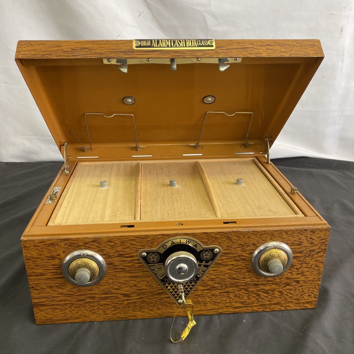 昭和レトロ ALARM CASH BOX 手提げ金庫 木目調 DAIWA ダイヤル式 鍵付 74-70(金庫)｜売買されたオークション情報 ...