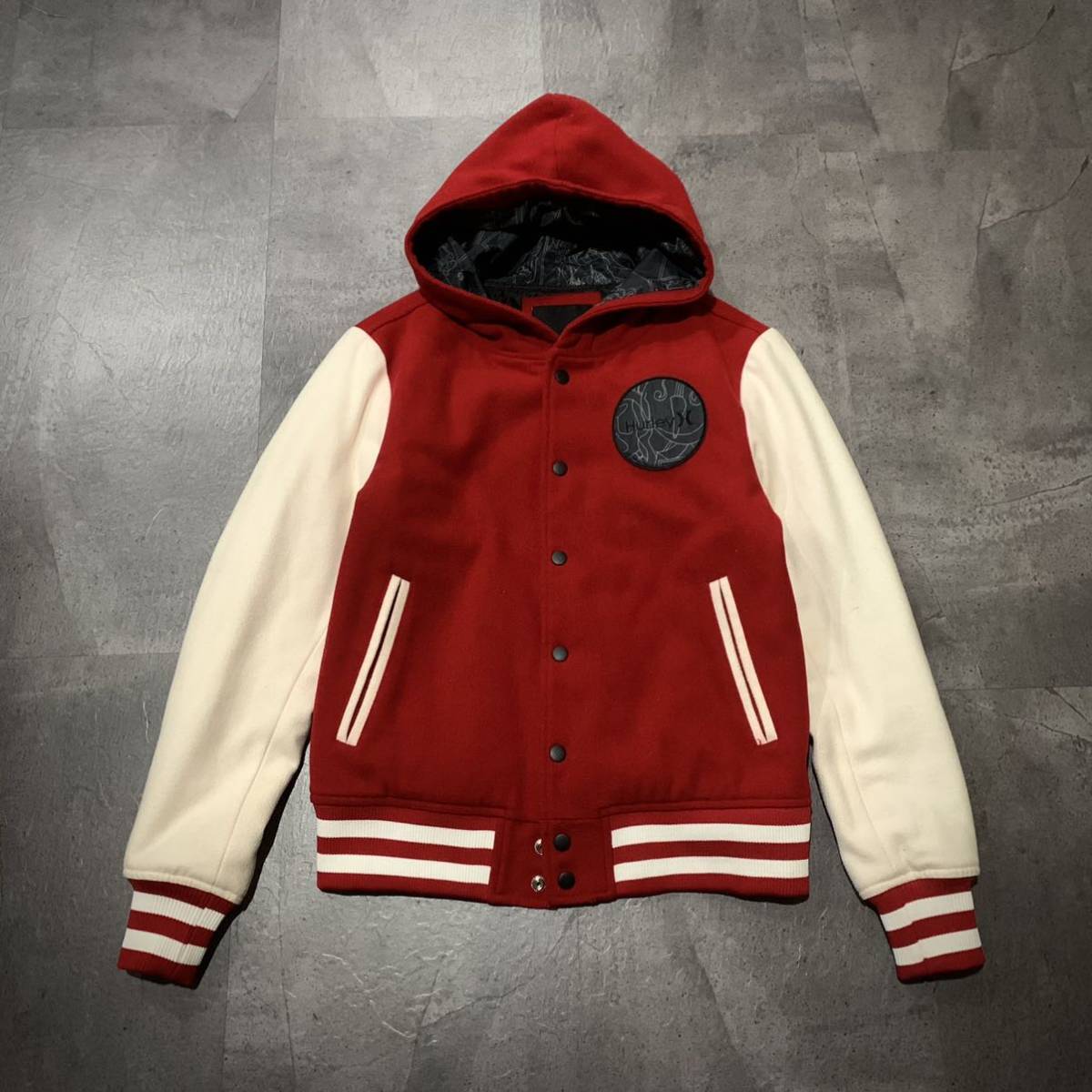 UU1 モデル 都会のカジュアルウェア 'Hurley ハーレー' 中綿 スタジャン/スタジアムジャンパー 裏地 キルティング M アウター ...