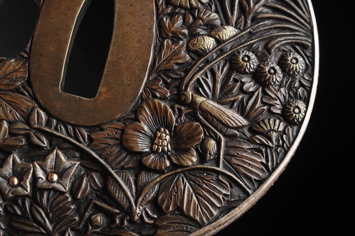 EK836 時代 刀装具 安親 東雨 作 細密彫 赤銅地 金縁被せ 金銀嵌 肉彫 秋草虫図大丸鍔 径8.7cm 重225g 大鍔 古鍔 古武具 ...