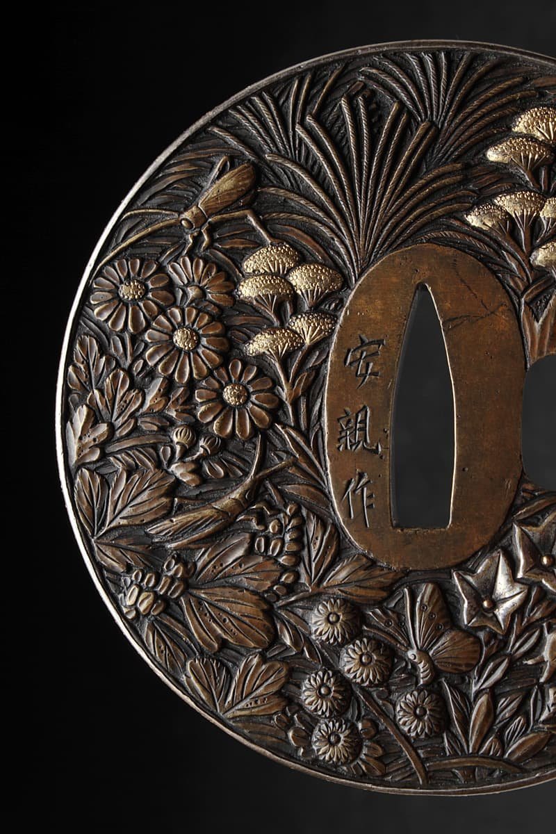 EK836 時代 刀装具 安親 東雨 作 細密彫 赤銅地 金縁被せ 金銀嵌 肉彫 秋草虫図大丸鍔 径8.7cm 重225g 大鍔 古鍔 古武具 ...