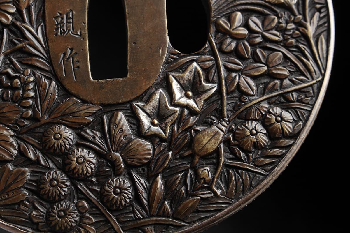 EK836 時代 刀装具 安親 東雨 作 細密彫 赤銅地 金縁被せ 金銀嵌 肉彫 秋草虫図大丸鍔 径8.7cm 重225g 大鍔 古鍔 古武具 ...