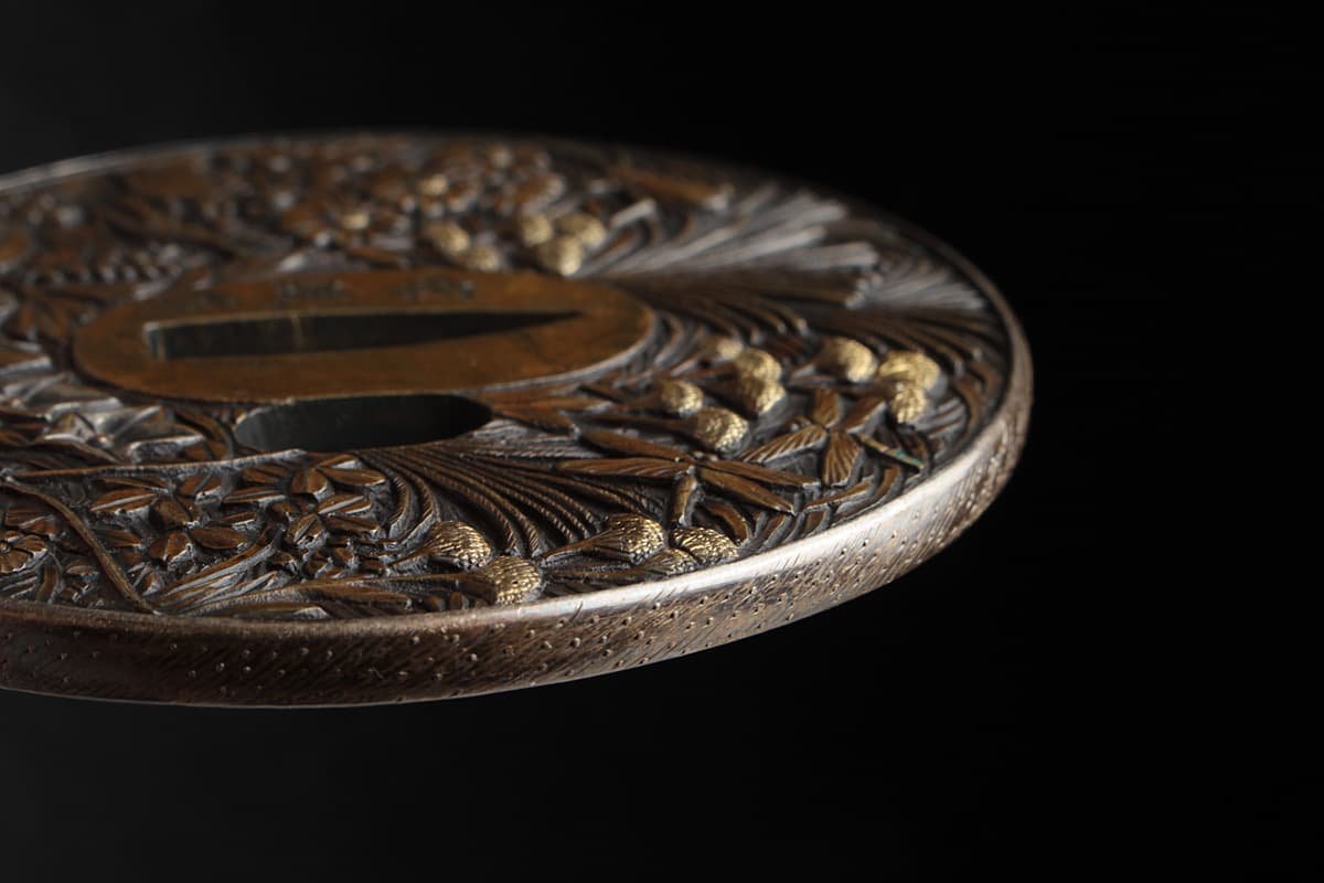 EK836 時代 刀装具 安親 東雨 作 細密彫 赤銅地 金縁被せ 金銀嵌 肉彫 秋草虫図大丸鍔 径8.7cm 重225g 大鍔 古鍔 古武具 ...