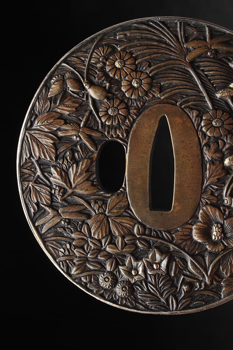 EK836 時代 刀装具 安親 東雨 作 細密彫 赤銅地 金縁被せ 金銀嵌 肉彫 秋草虫図大丸鍔 径8.7cm 重225g 大鍔 古鍔 古武具 ...