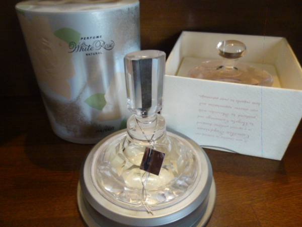 資生堂 ホワイトローズナチュラル 32ml \23 760 税込 ＋レア香水(資生堂)｜売買されたオークション情報、yahooの商品情報をアーカイブ公開 - オークファン（aucfan.com）