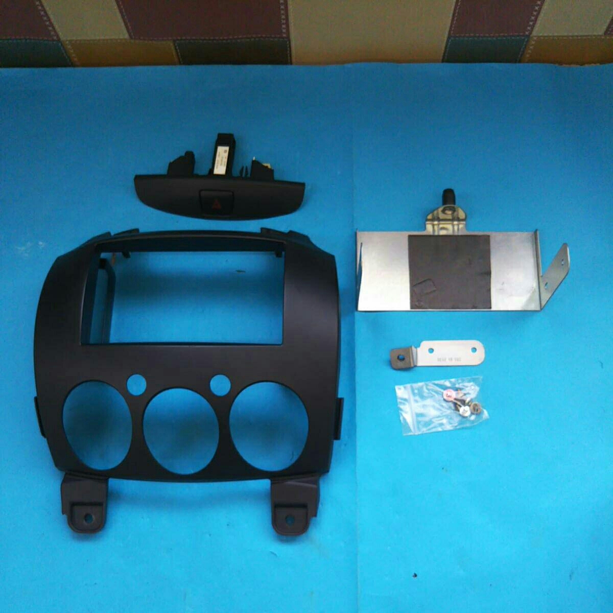 マツダ デミオ DE系 純正オプション品2DINオーディオパネルセット DE3FS/DE5FS 埋め込みナビ＆オーディオ取付に必要なパネル ...