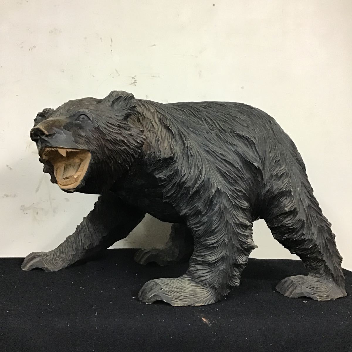 北海道 民芸品 木彫りの熊 郷土玩具 工芸品 アイヌ 置物 木彫 一刀彫り 7500g 特大サイズ 横幅53cm(その他)｜売買されたオークション情報、yahooの商品情報をアーカイブ公開 ...