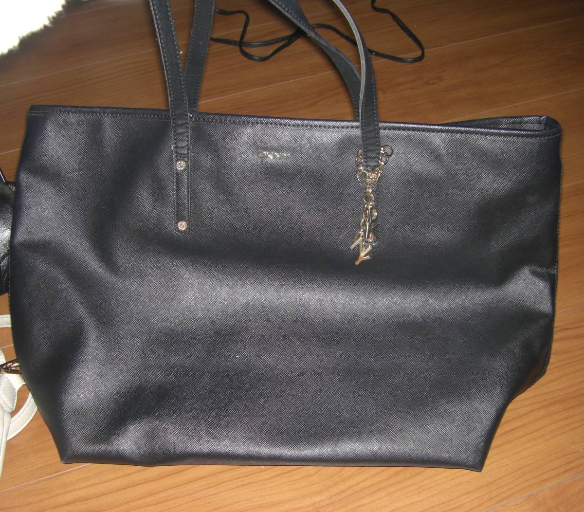 DKNY ダナキャラン 黒バッグ(その他)｜売買されたオークション情報、yahooの商品情報をアーカイブ公開 - オークファン（aucfan.com）
