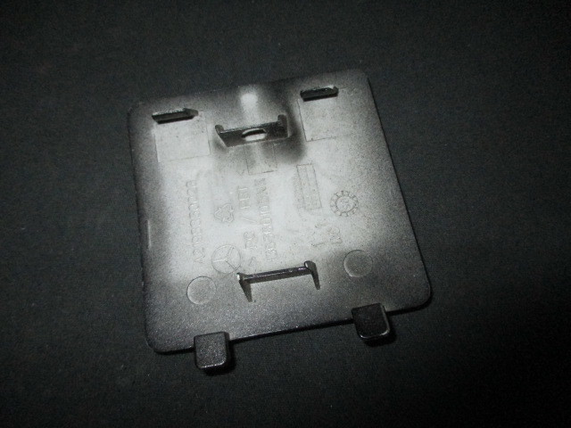 ベンツ W219 フロント バンパー 牽引 フック カバー 2198850026 トーイング トゥ プラグ アイ 蓋 CLS AMG 定形外 ...