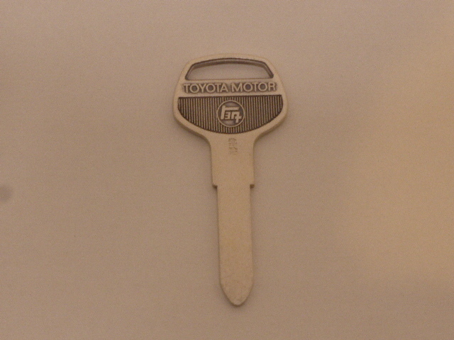 TOYOTA MOTOR 1972 SILVER KEY 純銀製鍵 非売品ノベルティ シルバーキー SV トヨタ 重さ約12.1g(自動車 ...