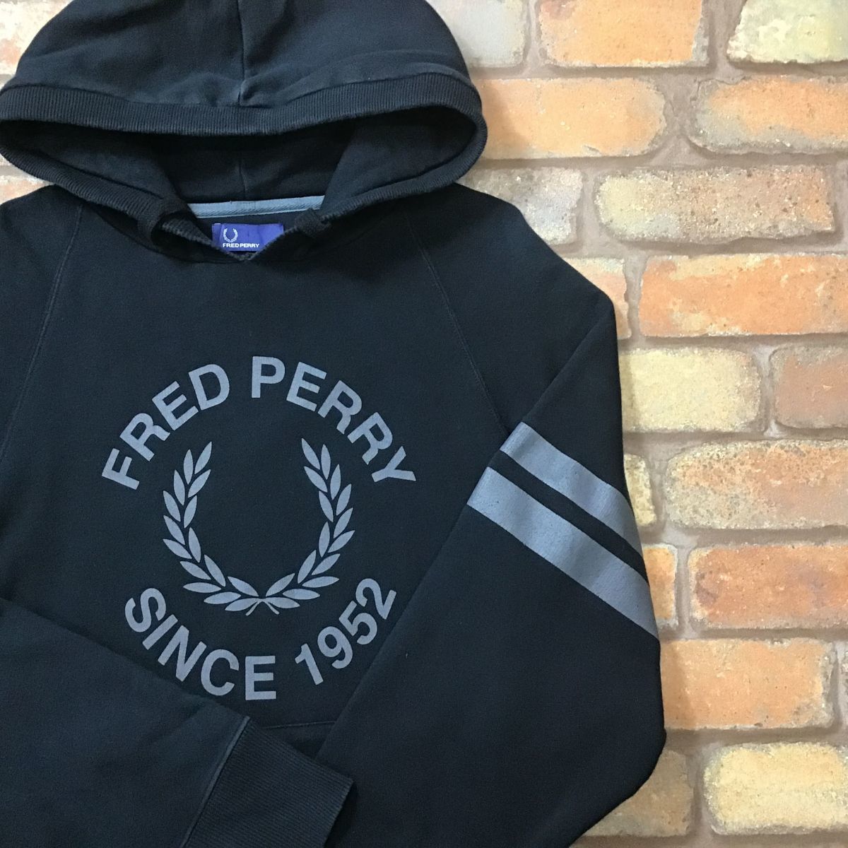 ME1-420 海外正規品 ブラック FRED PERRY フレッド ペリー サークルロゴ 袖ライン スウェットパーカー メンズ L 黒 古着 ...