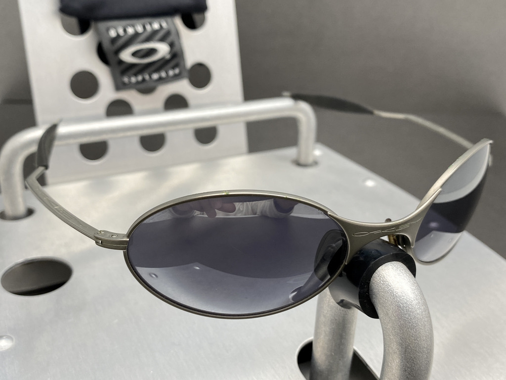 90s OAKLEYオークリー E-WIRE イーワイヤー Silver/Black Iridiumシルバーブラック黒ミラーレンズ Titanium VINTAGEサングラスUSA製(金属 ...