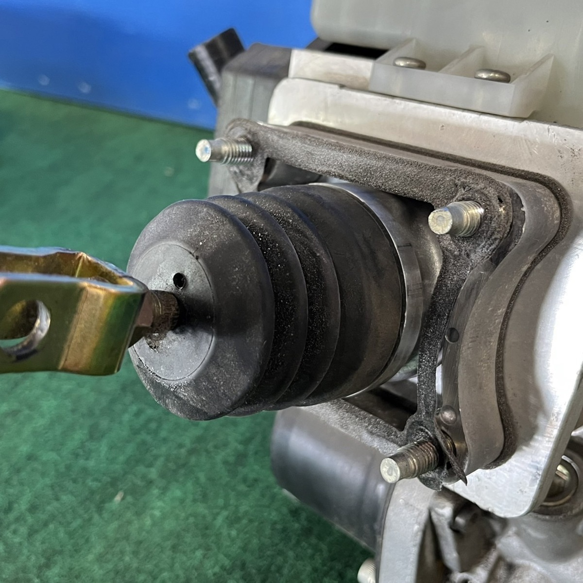 三菱 V73W パジェロ 70系 ブレーキブースター MR977461 トラコン無車 H16年式より Y/1515(三菱用)｜売買された ...