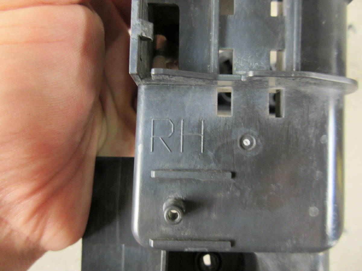 Q9Q9 LDF- VW2E26 E26 キャラバン NV350 前期 純正 フロント バンパー リテーナ ブラケット 左/右 62221 ...