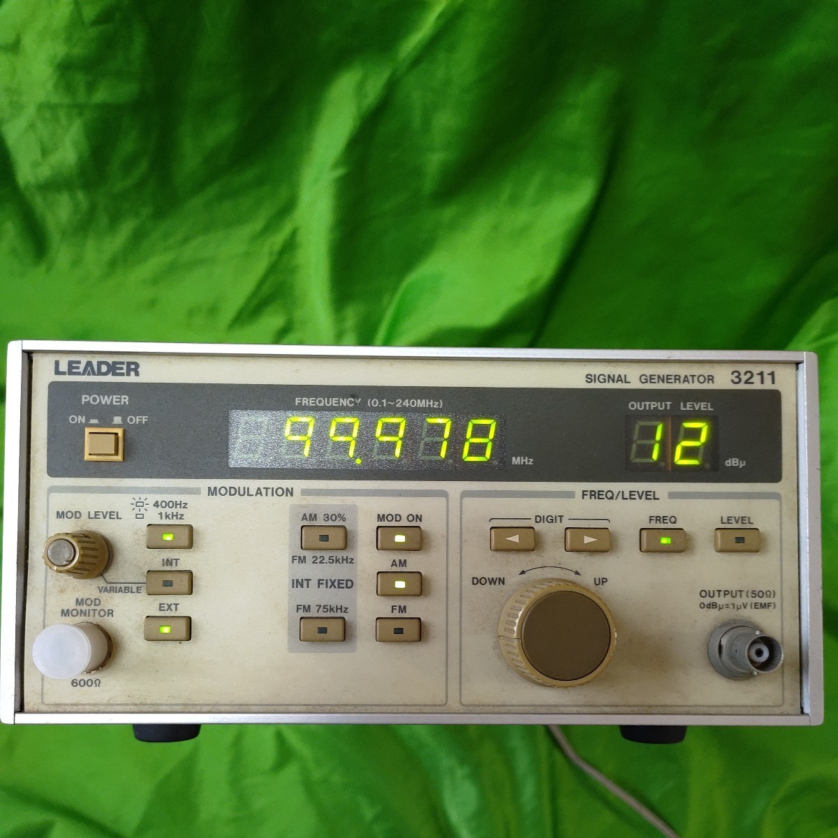 LEADER/リーダー FM/AM 0.1~240MHz SIGNAL GENERATOR 3211 信号発生器 現状品 ジャンク 管理番号A ...