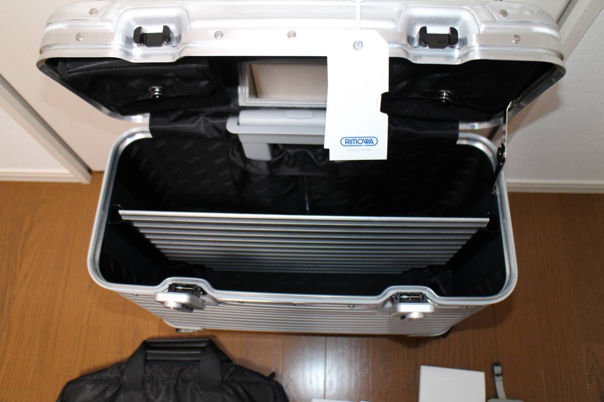 レア RIMOWA PILOT リモワ パイロット 4輪 マルチホイール 34L 品(リモワ)｜売買されたオークション情報、yahooの商品情報をアーカイブ公開 - オークファン（aucfan ...