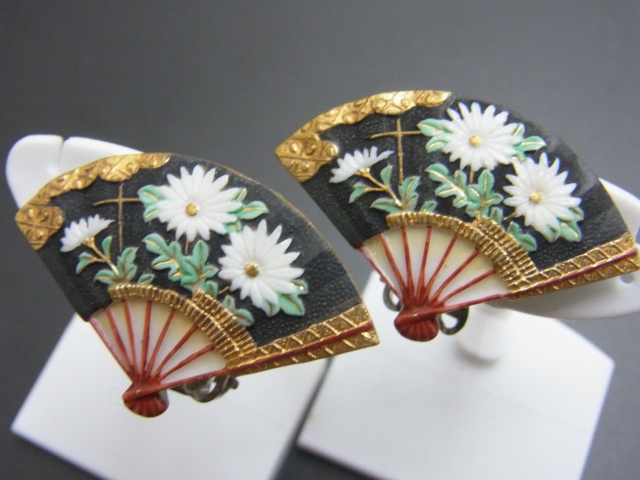 C003 イヤリング 陶器 焼物 有田 扇面に白菊 俊兼 銘 和装小物(イヤリング)｜売買されたオークション情報、yahooの商品情報をアーカイブ公開 - オークファン（aucfan.com）