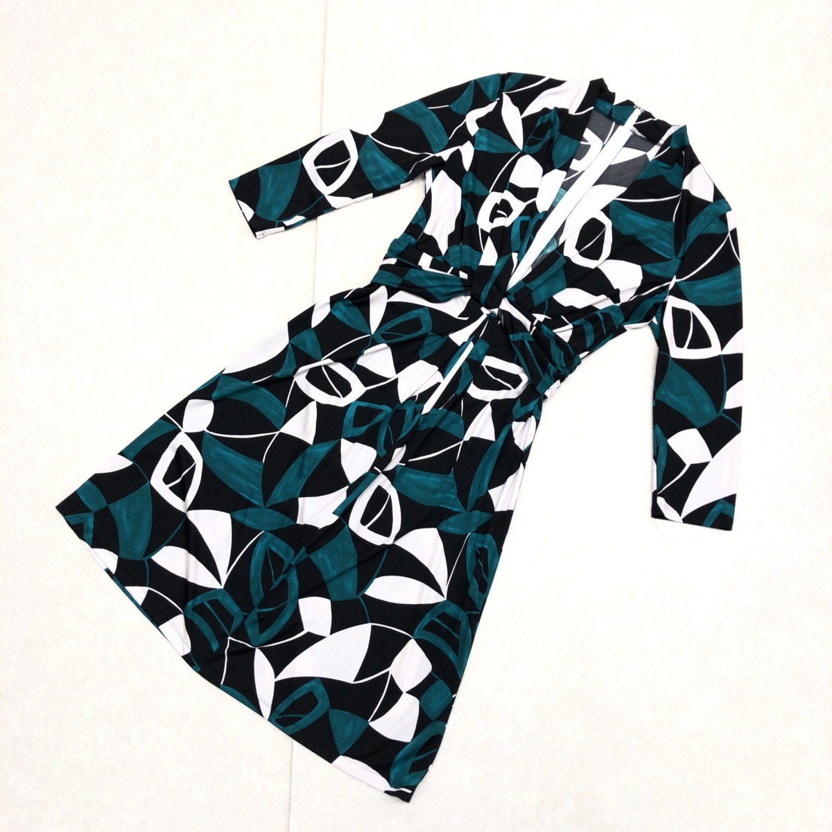 CDEC 総柄 ドレス ワンピース 38 グリーン ブラック クードシャンス(ワンピース)｜売買されたオークション情報、yahooの商品情報をアーカイブ公開 - オークファン（aucfan.com）