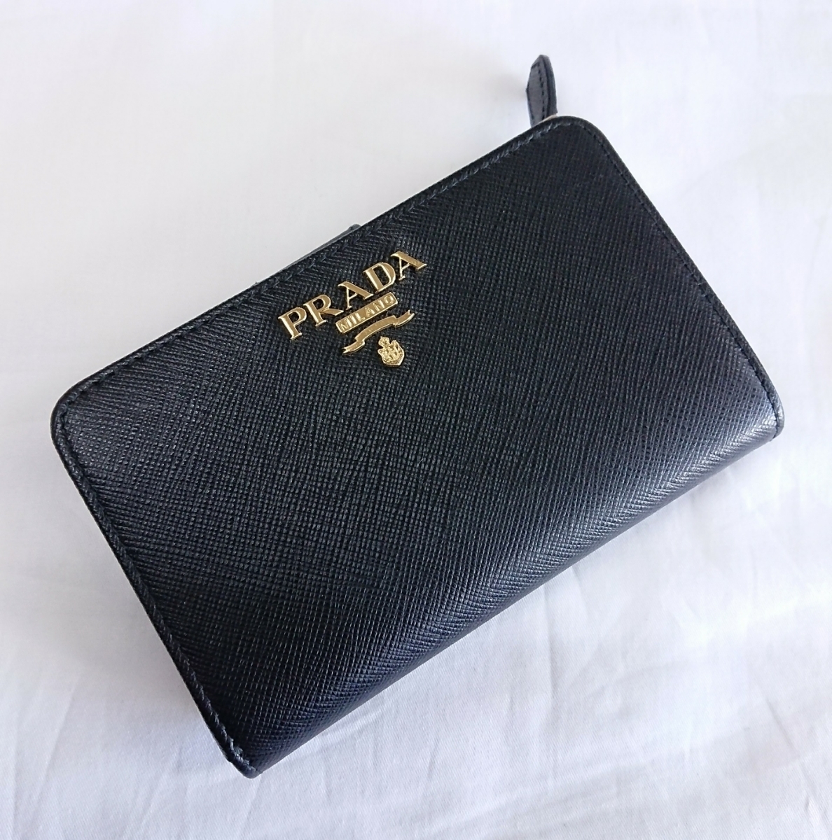PRADAプラダ 二つ折り財布 L字ファスナー コンパクト ウォレット 1ML225 三角プレート サフィアーノレザー ブラック×ゴールド(女性用財布)｜売買されたオークション情報、yahoo ...