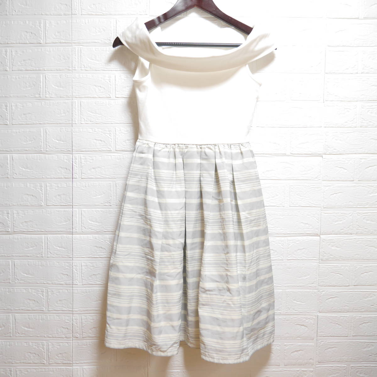 A400 dazzlin | ダズリン ワンピース 白/グレー系 サイズS(ダズリン)｜売買されたオークション情報、yahooの商品情報をアーカイブ公開 - オークファン（aucfan.com）