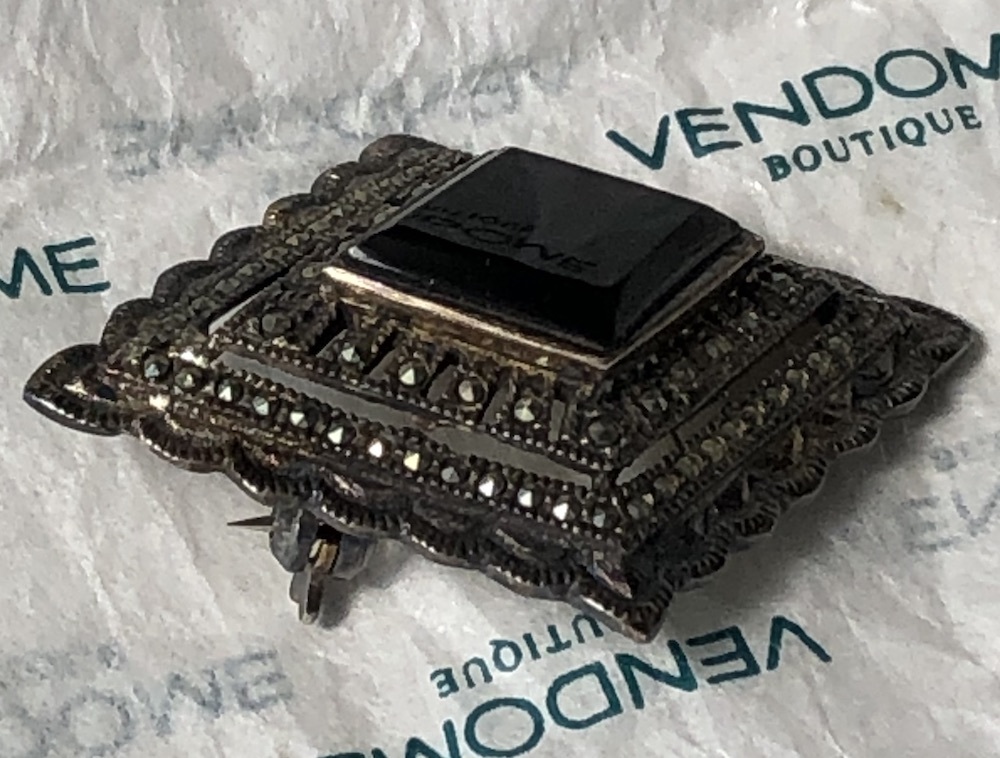 Vandome Aoyama ヴァンドーム青山のブローチ(カラーストーン)｜売買されたオークション情報、yahooの商品情報をアーカイブ公開 ...