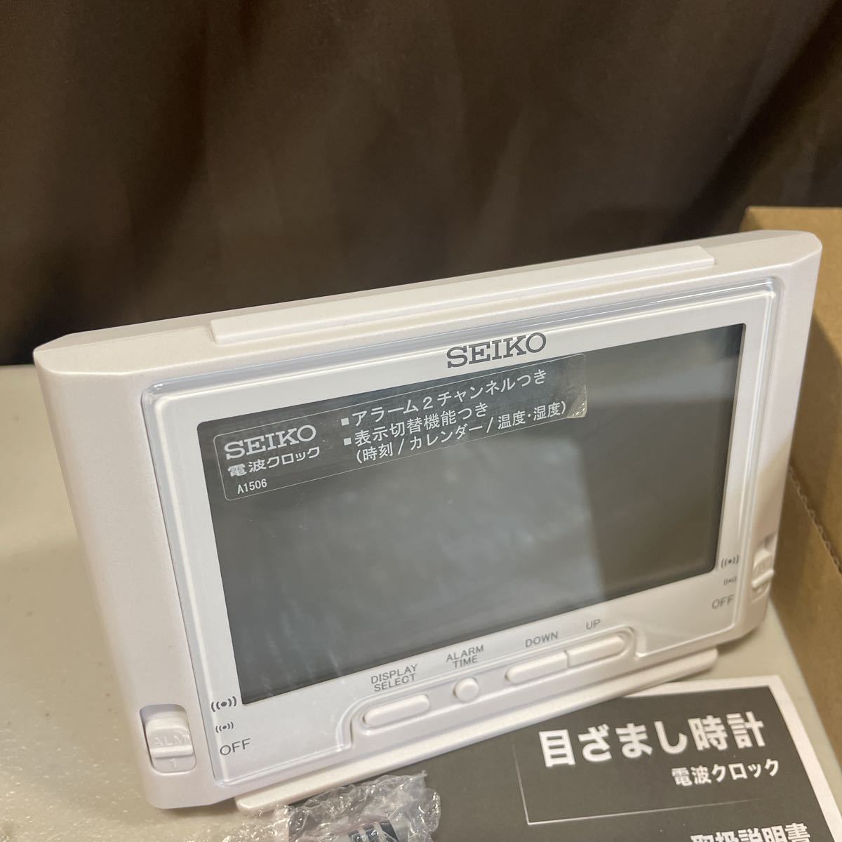 セイコークロック 目覚まし時計 置時計 デジタル 電波 白パール 84×132×46mm SQ320W(目覚し時計)｜売買されたオークション情報、yahooの商品情報をアーカイブ公開 ...