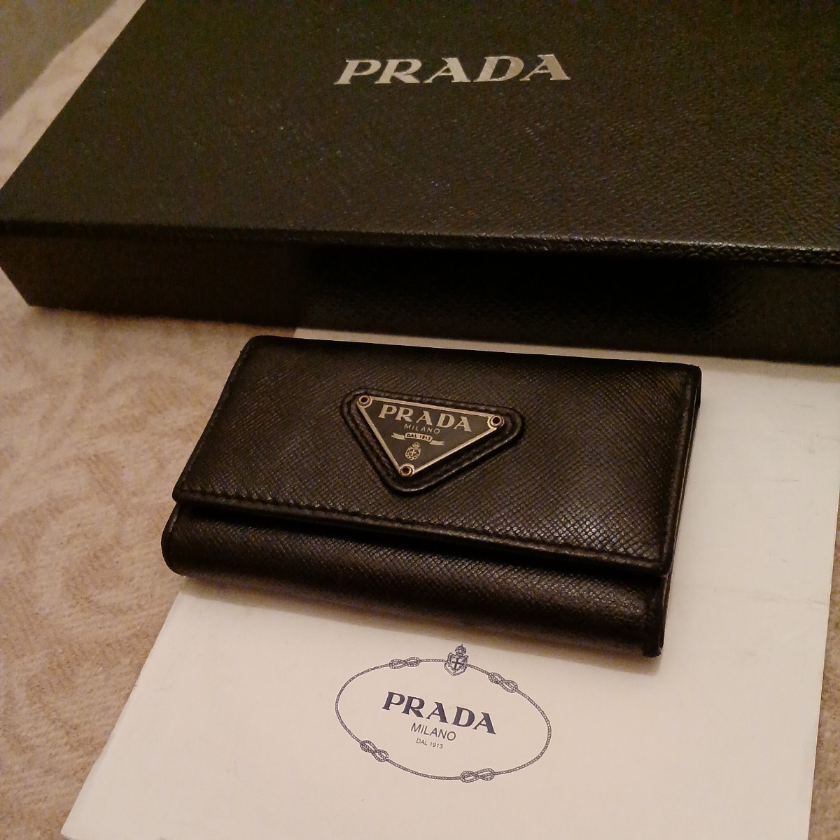 PRADAプラダSAFFIANO三角ロゴプレート 高級Italy製メンズ6連キーケース極上サフィアーノレザー黒ブラック×シルバー金具 NERO ...