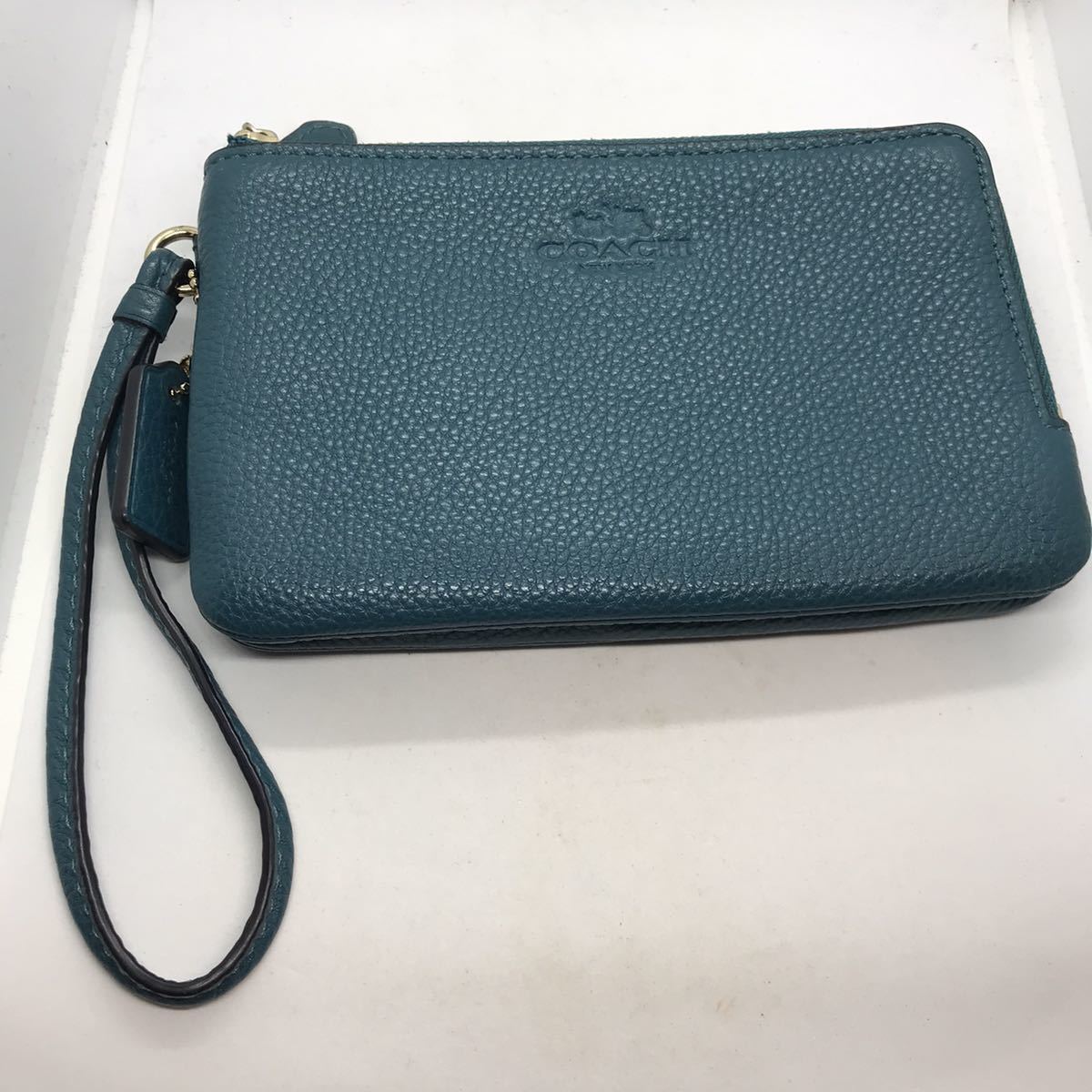 989-0084 COACH コーチ レザー ポーチ グリーン(ポーチ)｜売買されたオークション情報、yahooの商品情報をアーカイブ公開 - オークファン（aucfan.com）