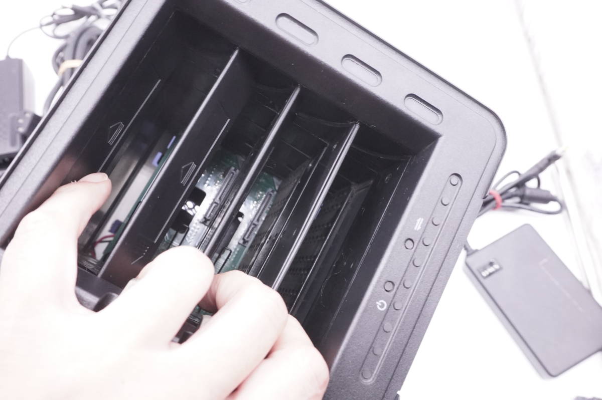 Drobo DRO4D-D 4ベイ SATA 3.5インチx4台用 外付けケース(SerialATA)｜売買されたオークション情報、yahoo ...