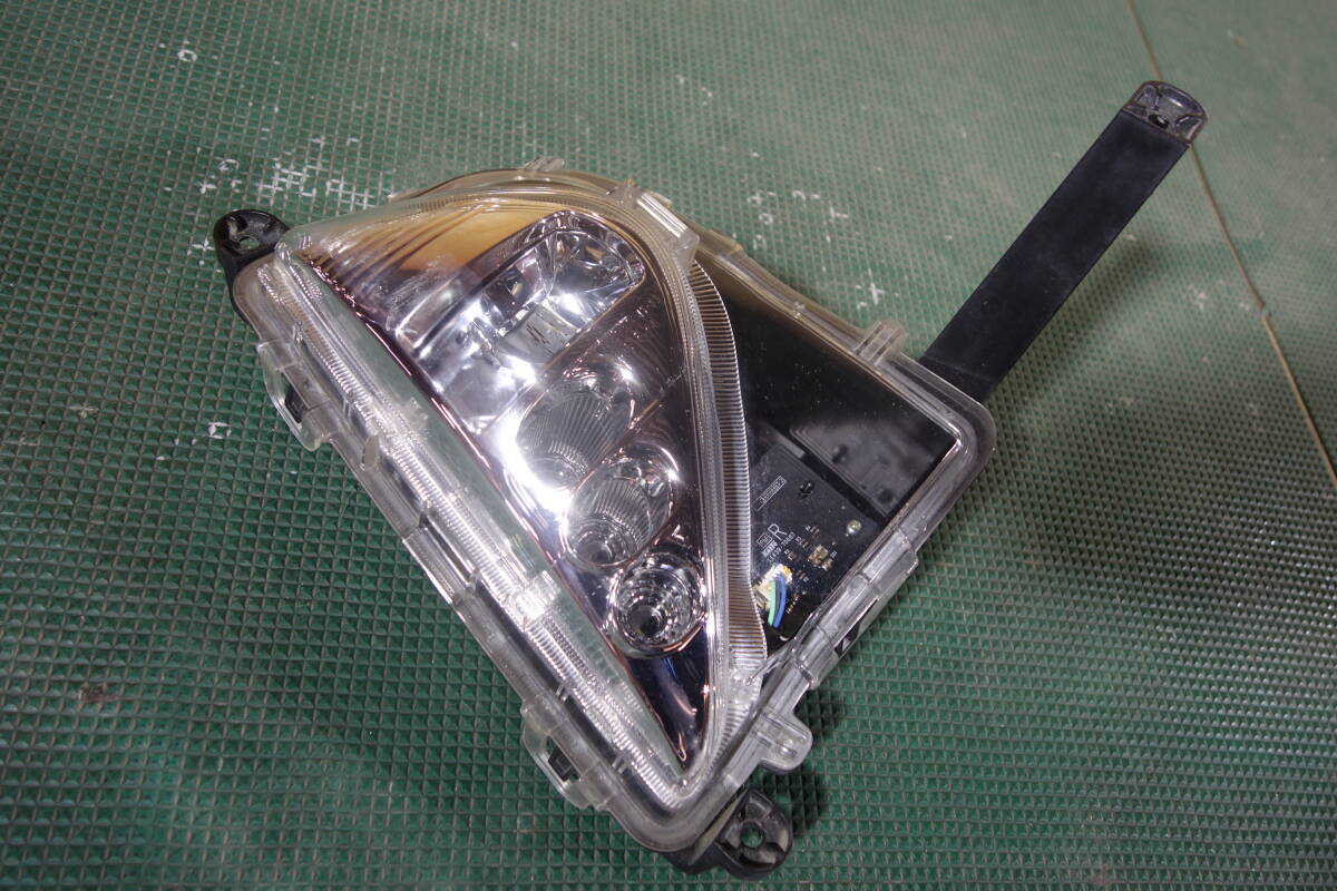 17475 ZVW50 前期 プリウス 純正 LED 右 フォグランプ KOITO 47-83(トヨタ用)｜売買されたオークション情報、yahooの商品情報をアーカイブ公開 - オークファン ...