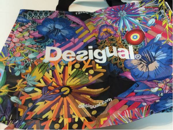 大きいデシグアルバッグエコバッグ軽量非売品desigual(エコバッグ)｜売買されたオークション情報、yahooの商品情報をアーカイブ公開 - オークファン（aucfan.com）