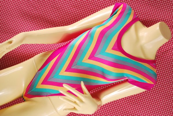 X234 1円カラフルVデザインの超ハイレグTBレオタード M(レオタード)｜売買されたオークション情報、yahooの商品情報をアーカイブ公開 ...