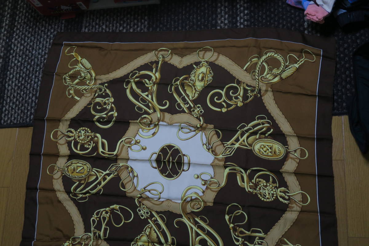 ヴィンテージ HERMES エルメス スカーフ 90cm 極(スカーフ)｜売買されたオークション情報、yahooの商品情報をアーカイブ公開 - オークファン（aucfan.com）