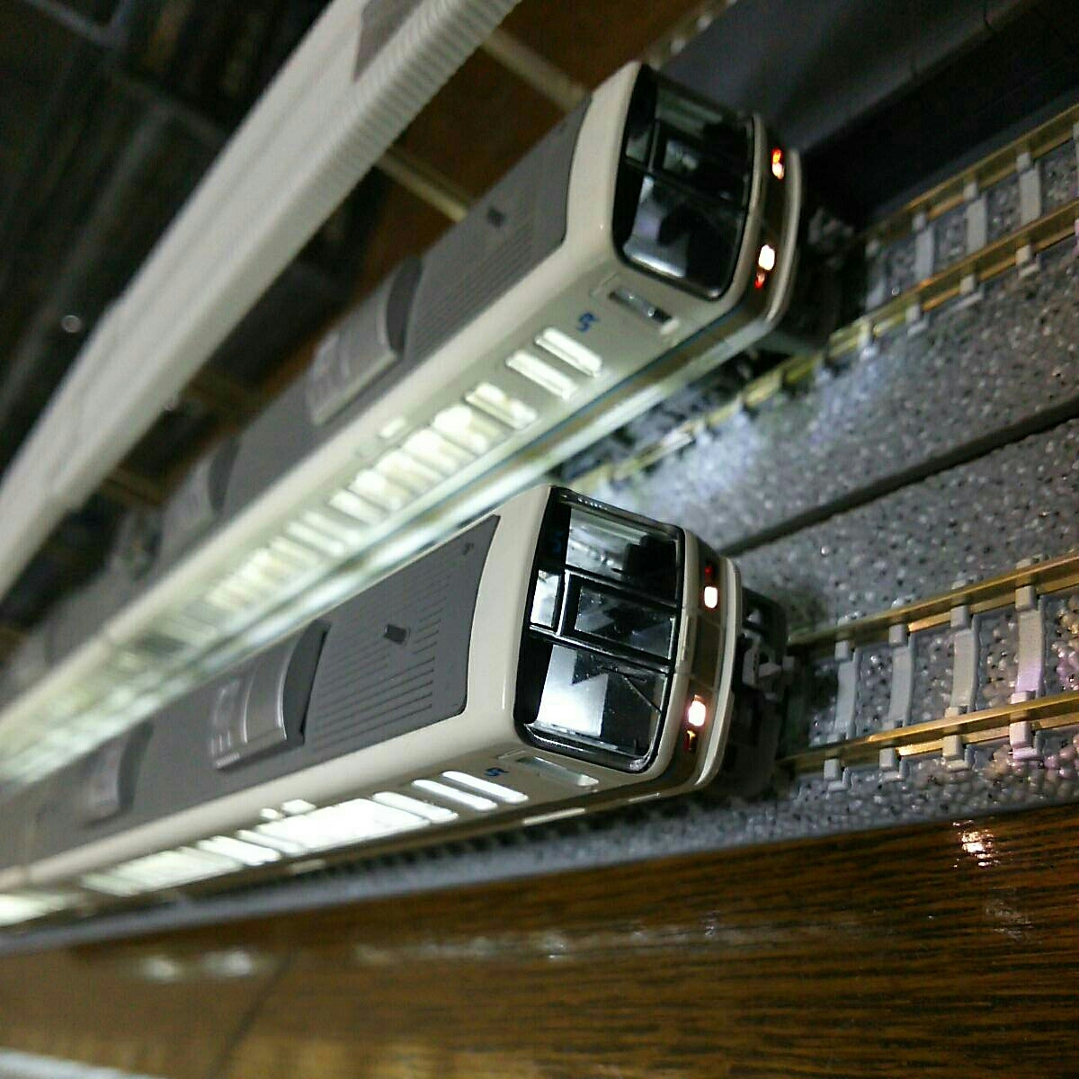 電球色LED＆室内灯フルLED 221系 10-435 KATO 4両 基本セット カトー(近郊形電車)｜売買されたオークション情報、yahooの商品情報をアーカイブ公開 - オークファン ...