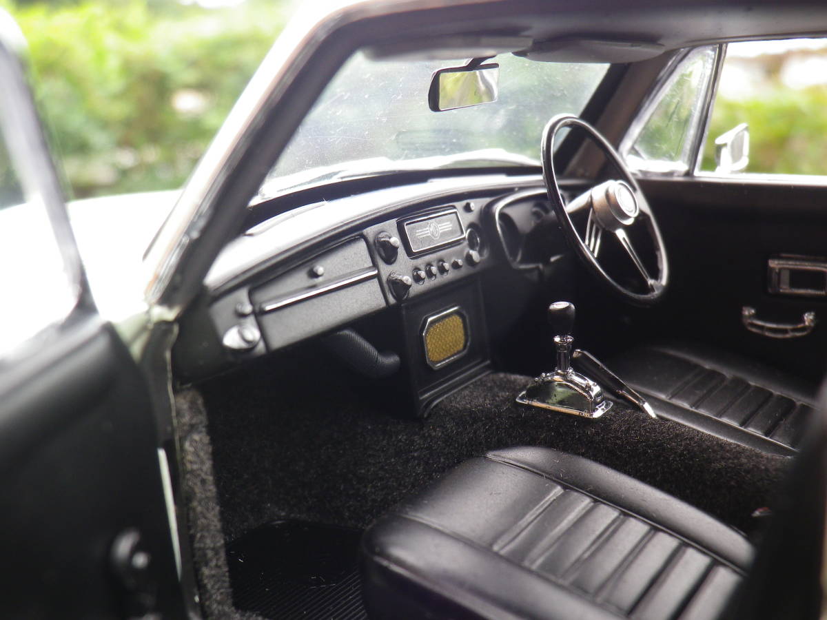 絶版 Aa 1/18 MGC GT COUPE 英国車 BMC モーリスガレージ SNOWBERRY WHITE 76621 オートアート ...